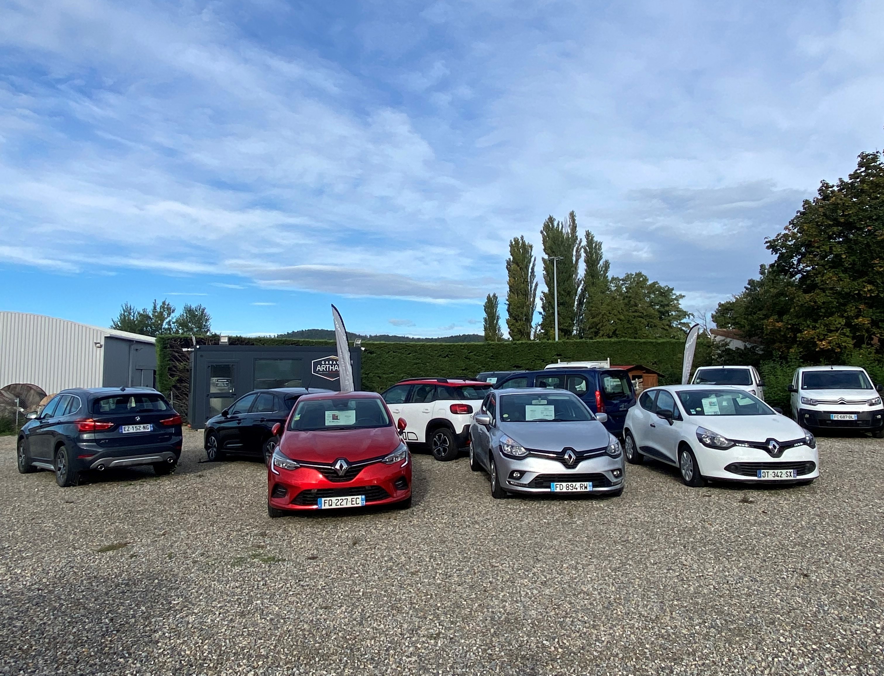 Garage Arthaud, depuis 1973, représente deux marques : Renault et Citroën.